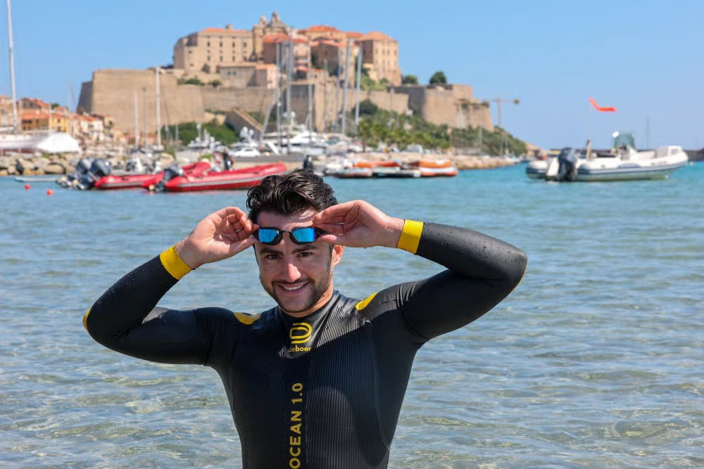 Weltrekordversuch im Mittelmeer: Noam Yaron schwimmt 180km von Calvi ...